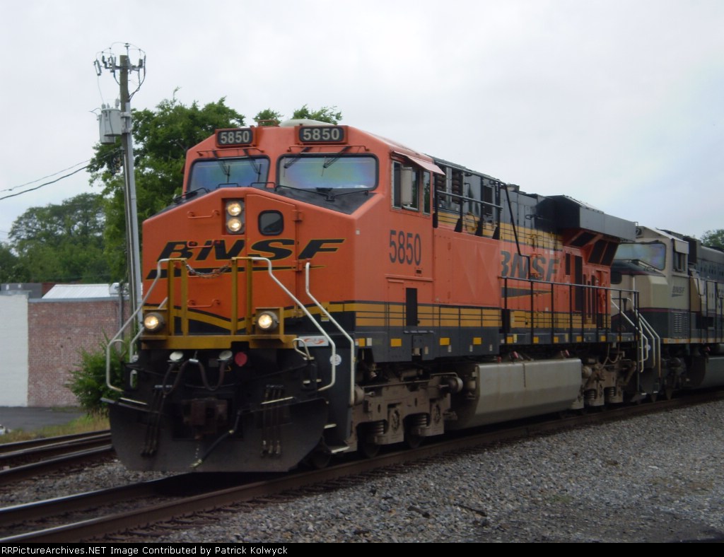 BNSF 5850